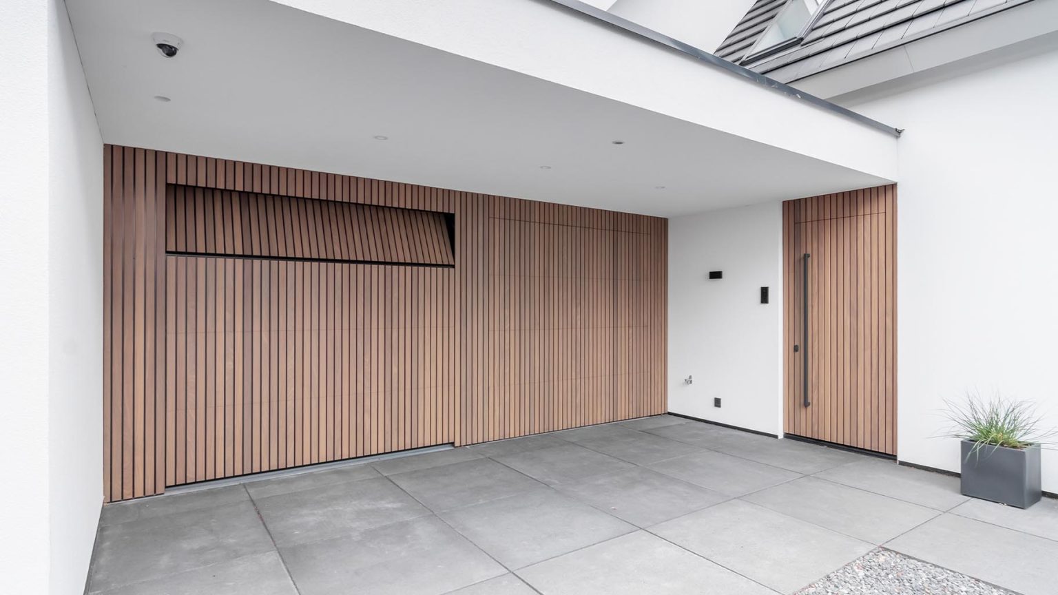 Project: Afrormosia houten garagedeuren | Different Doors