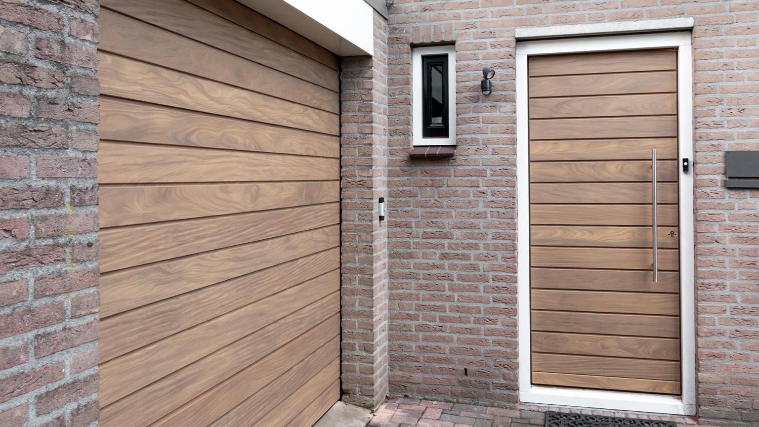 Houten sectionaaldeur en houten voordeur | Different Doors
