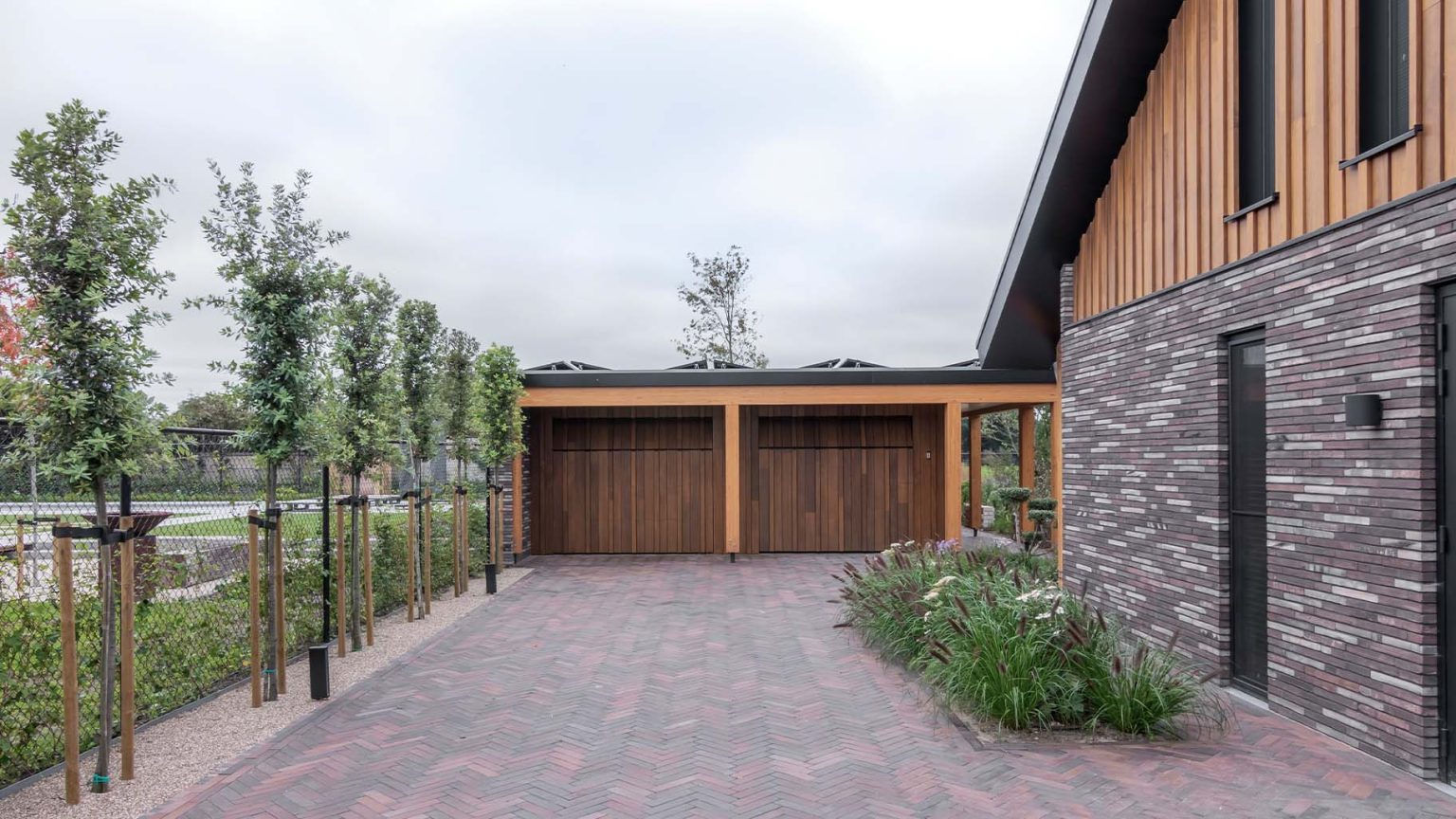 Overhead garagedeur van hout - Alle soorten hardhout mogelijk!