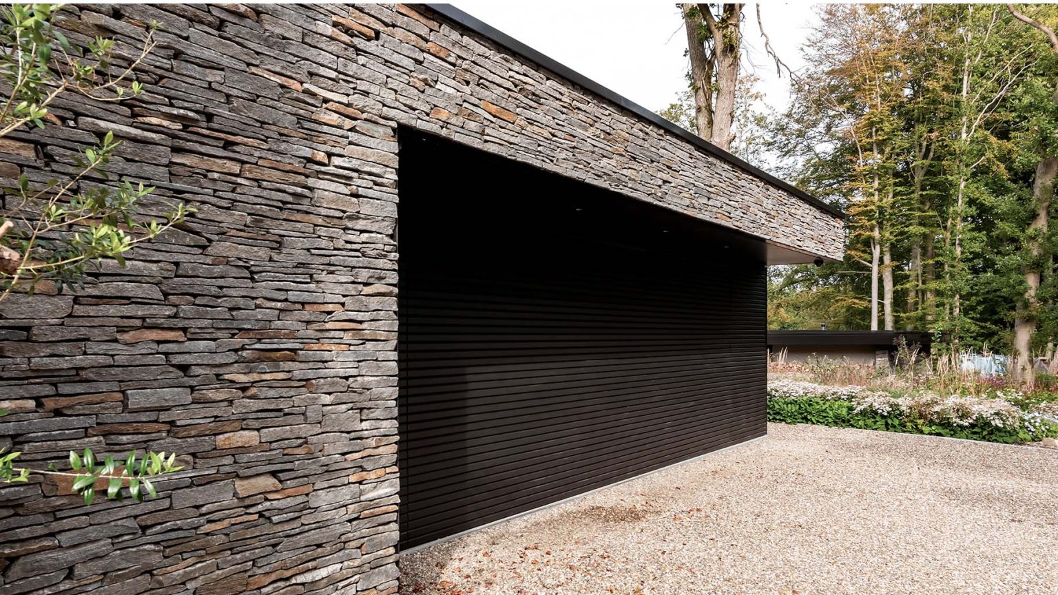 Garagedeur met Mato profielen | Different Doors