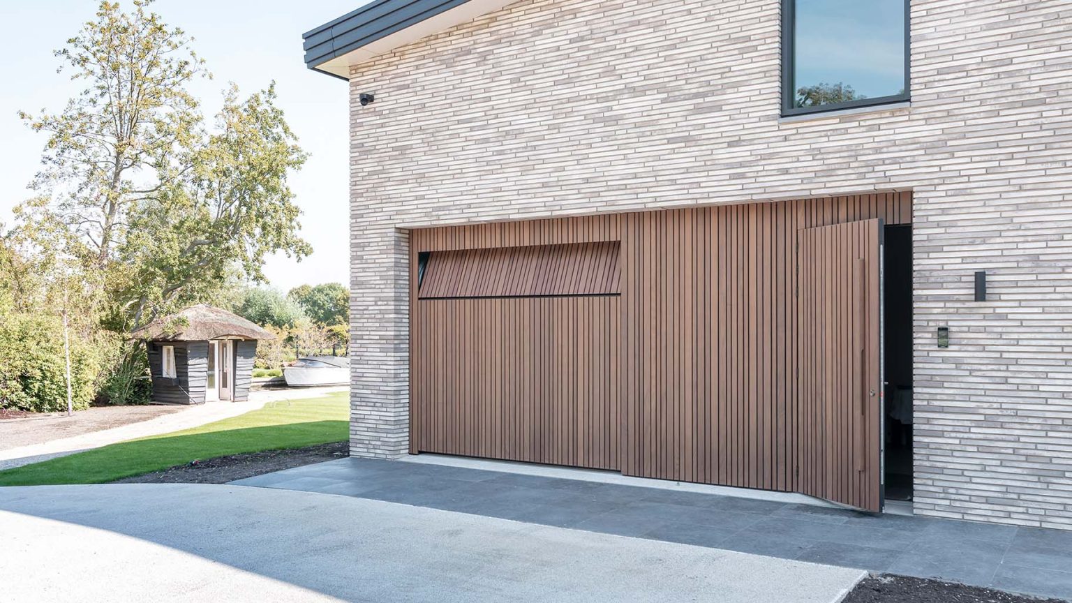 Houten taatsdeur, twee garagedeuren en een loopdeur