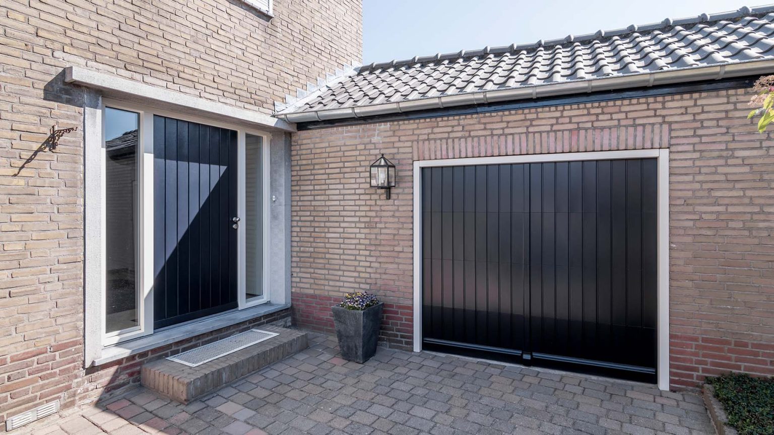 Houten verticale garagedeur en voordeur in Limburg - Project