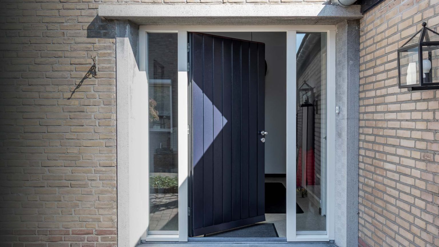 Houten verticale garagedeur en voordeur in Limburg - Project