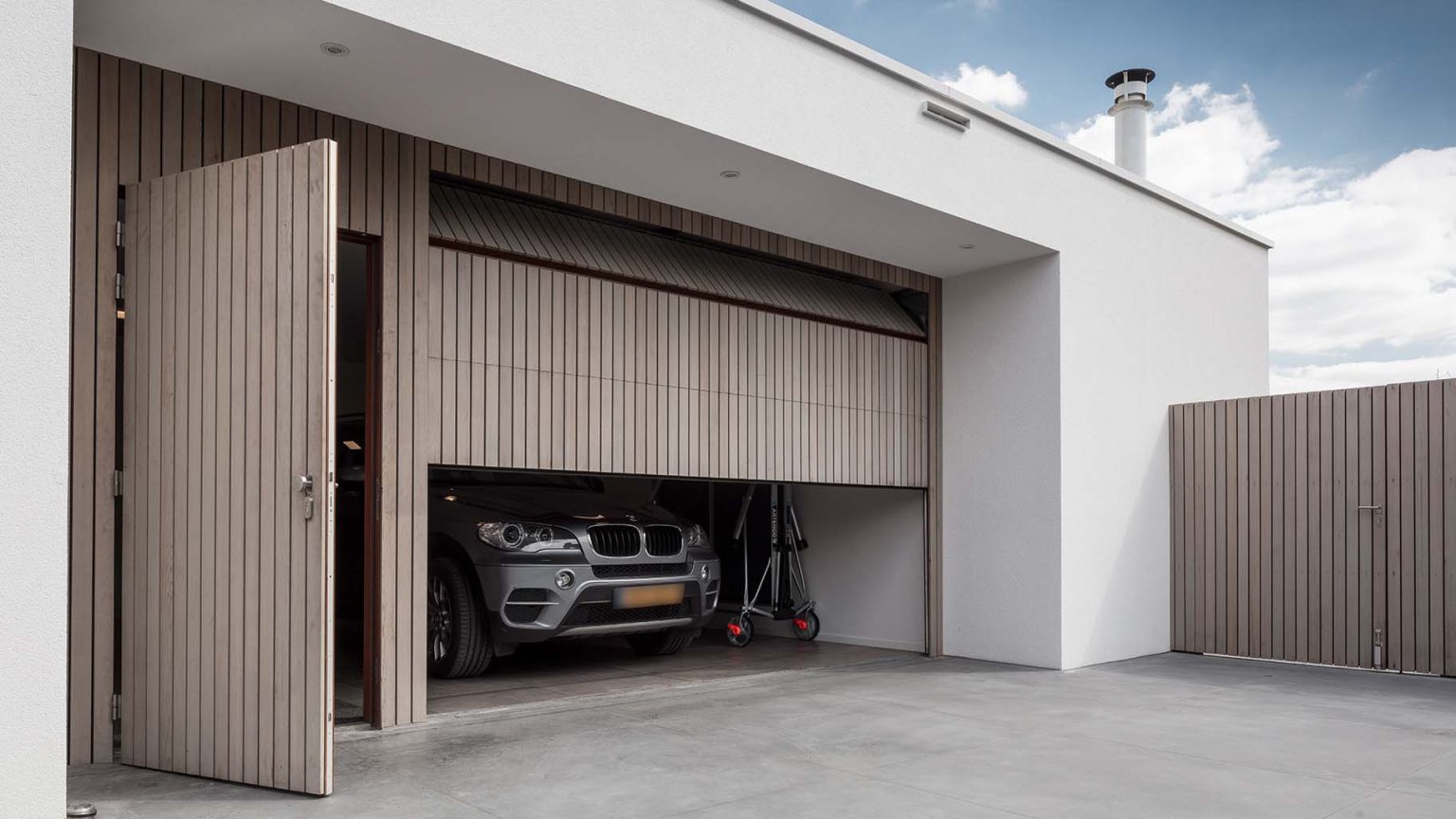 Verticale garagedeur Red Cedar (met loopdeur) | Different Doors